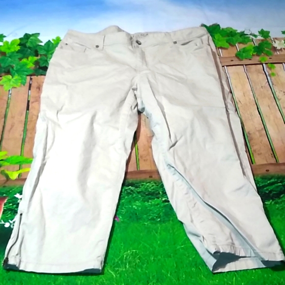 Sonoma | Pants & Jumpsuits | Sonoma Tan Capris Size 6 | Poshmark